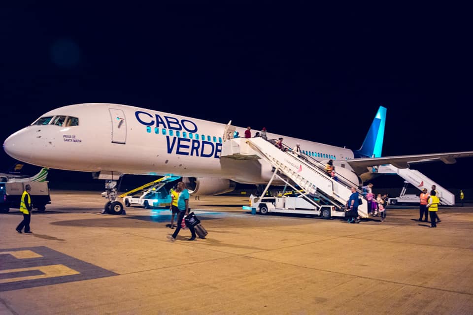 Cabo Verde Airlines Recebe Primeiro B757 Com As Novas Cores com V deo