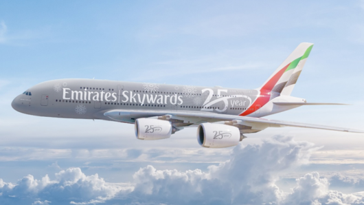A380 da Emirates com pintura especial para celebrar os 25 anos do seu ...